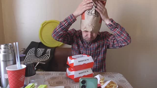 Биг Маэстро Бургер оригинальный и острый / Картофель фри / соус Чесночный и Барбекю за 949 рублей