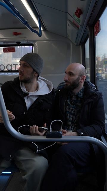 Зарядочка в электробусе | Омар в Большом городе #омар #омарвбольшомгороде #омаралибутаев