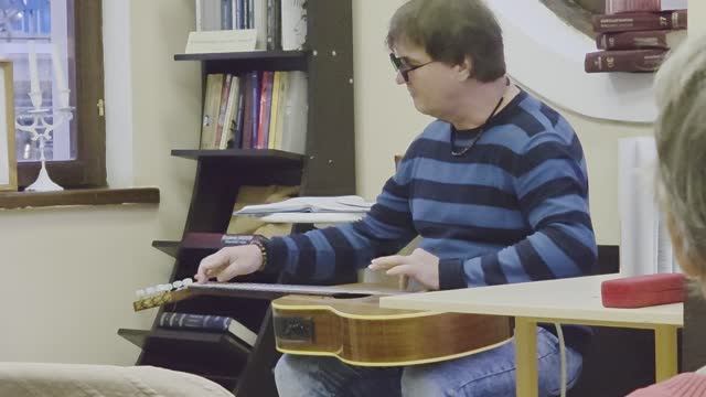 Музыкально- поэтический клуб. Сочи . Необычная манера игры на гитаре