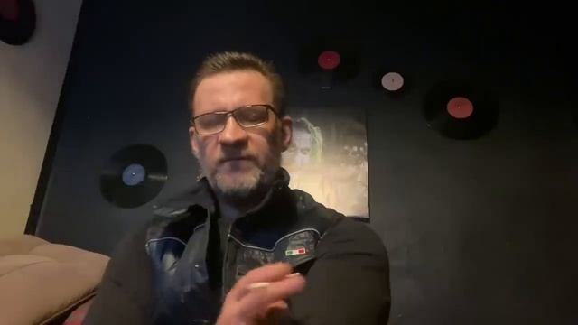 Ты выбрал не ту женщину,твоя за закрытой дверью