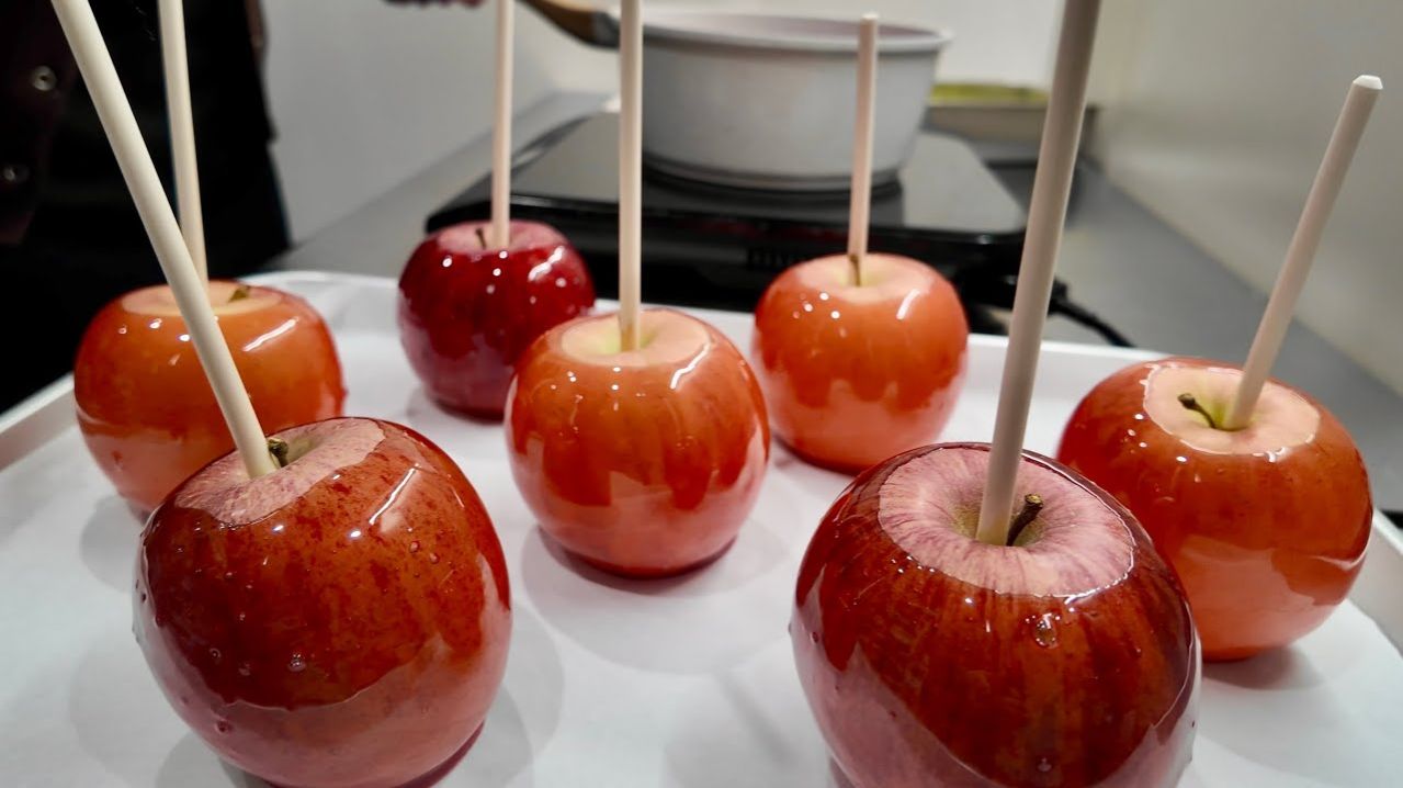 Восхитительные карамелизированные яблоки от очаровательных сотрудниц, заглянем на их идеальную кухню