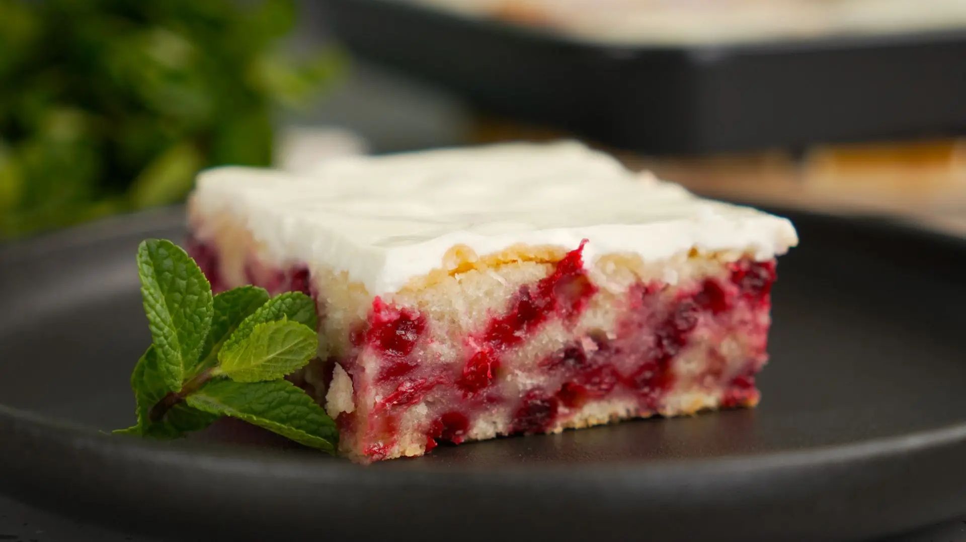 ПИРОГ за 5 минут! Все смешала и в духовку! Когда нет времени пеку пирог с брусникой , вкусный очень!