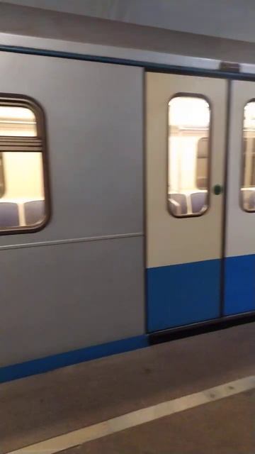 Станция метро Москва интерьер пассажир поезд Третьяковская