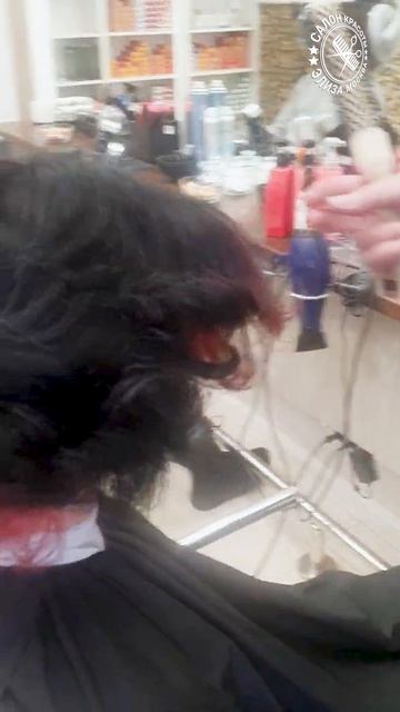 Мужское окрашивание волос в черный цвет с красными кончиками волос и красной прядью