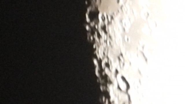 Лунный контакт очень близко над поверхностью с жестокими кратерами