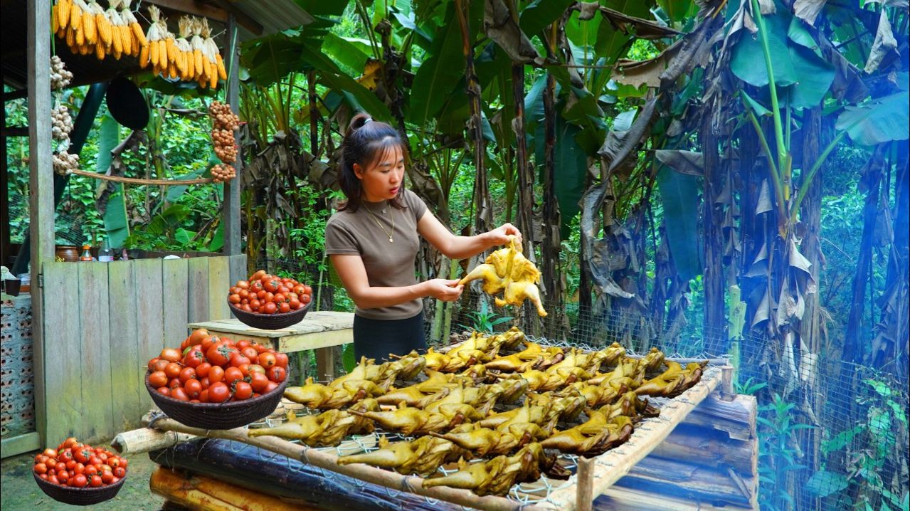 Обработка курицы-гриль (копченой курицы) для продажи. Сбор урожая помидоров в саду.