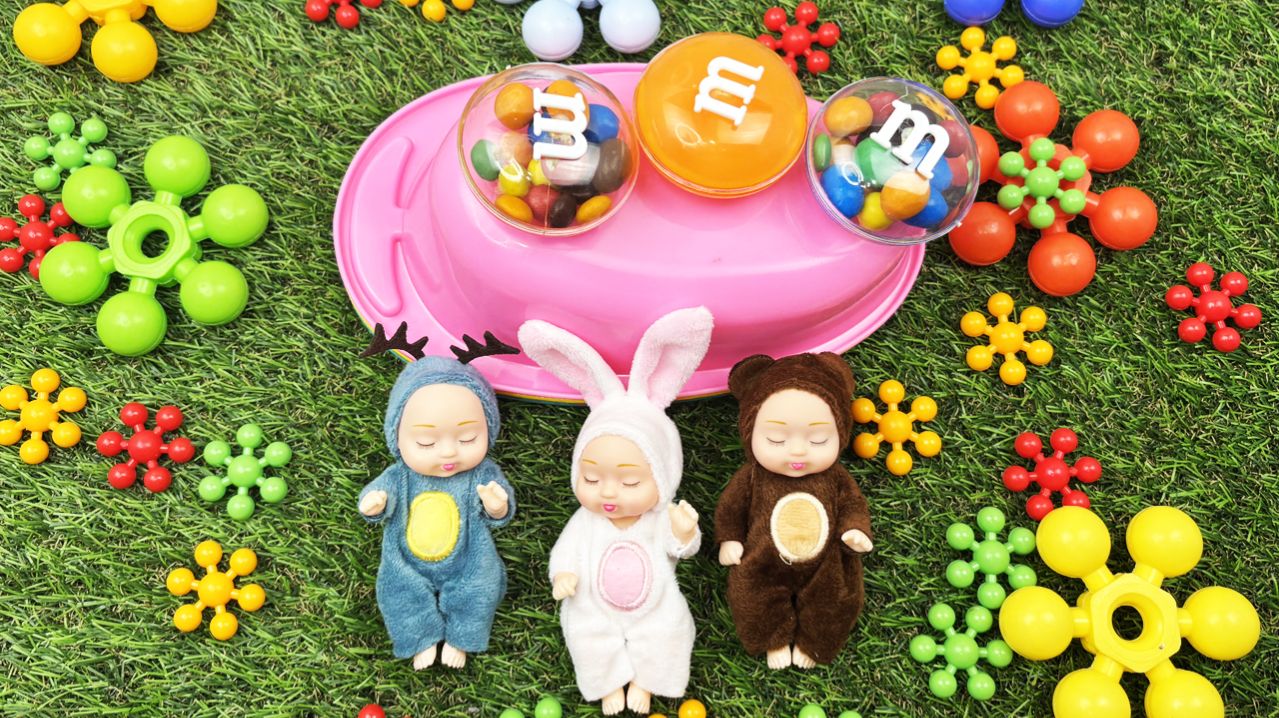 Мультики для девочек про спящих лялек в ярких ванночках с бусинками. Мультики малышам