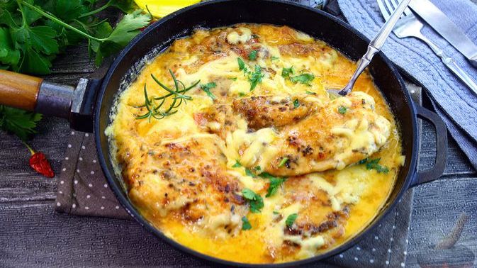 КУРИНАЯ ГРУДКА В СЛИВОЧНОМ СОУСЕ, С СЫРОМ