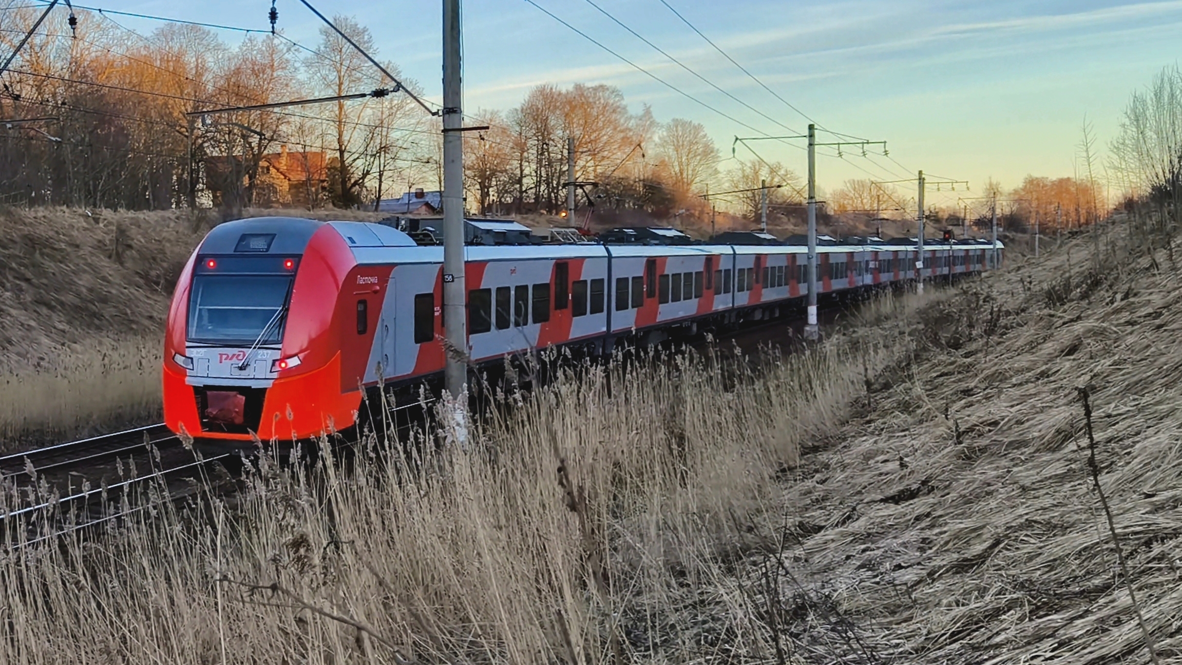 ЭС2Г 237 "Ласточка" сообщением Калище - Санкт-Петербург, на перегоне Ораниенбаум - Новый Петергоф