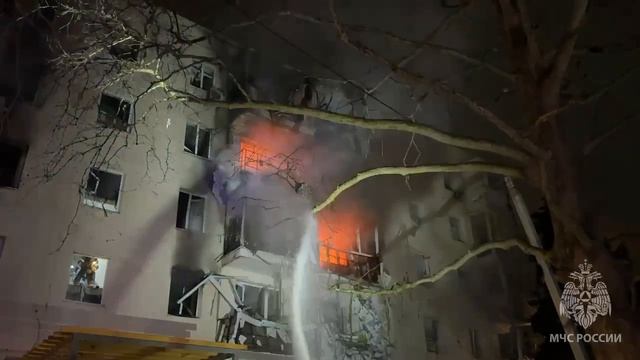 Спасатели разбирают завалы после взрыва в доме в Севастополе