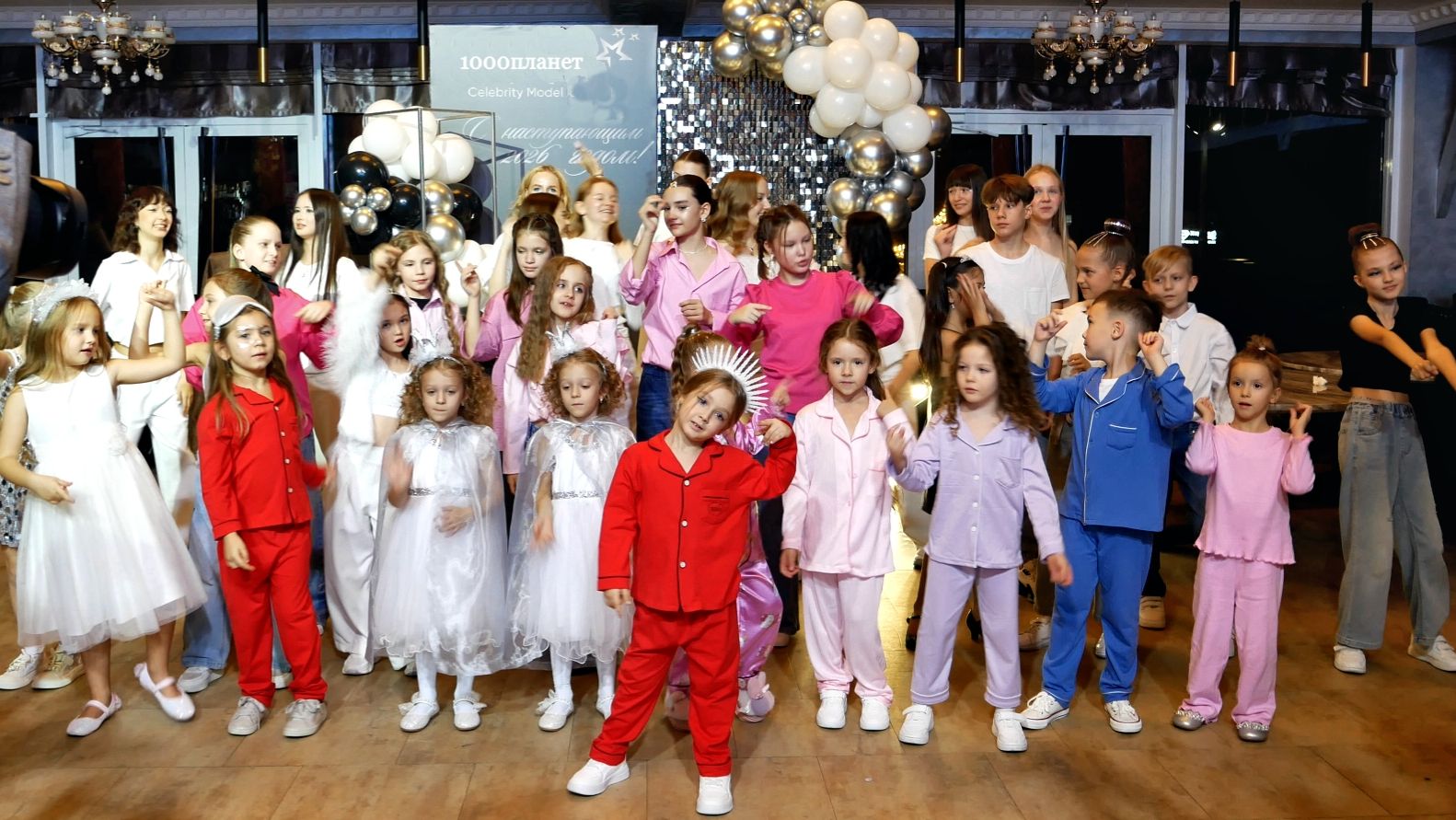 ОЧАРОВАТЕЛЬНЫЙ ДЕТСКИЙ ФЛЕШМОБ - ОБЕЩАЙ НЕ ГРУСТИТЬ / 1000планет