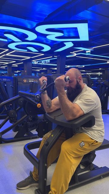 Сгибания предплечий (рук) на блочной скамье Скотта