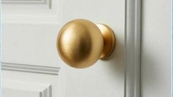 Всё просто! Установка ручки защелки (кноб)