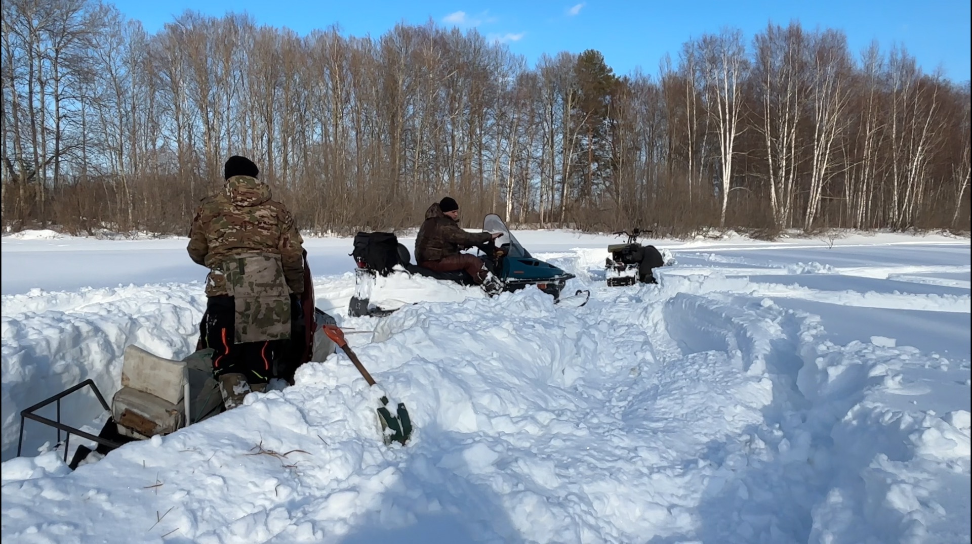 Катаемся в плюсовую температуру на тайге и буран и мотособака.