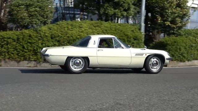 Группа старых автомобилей