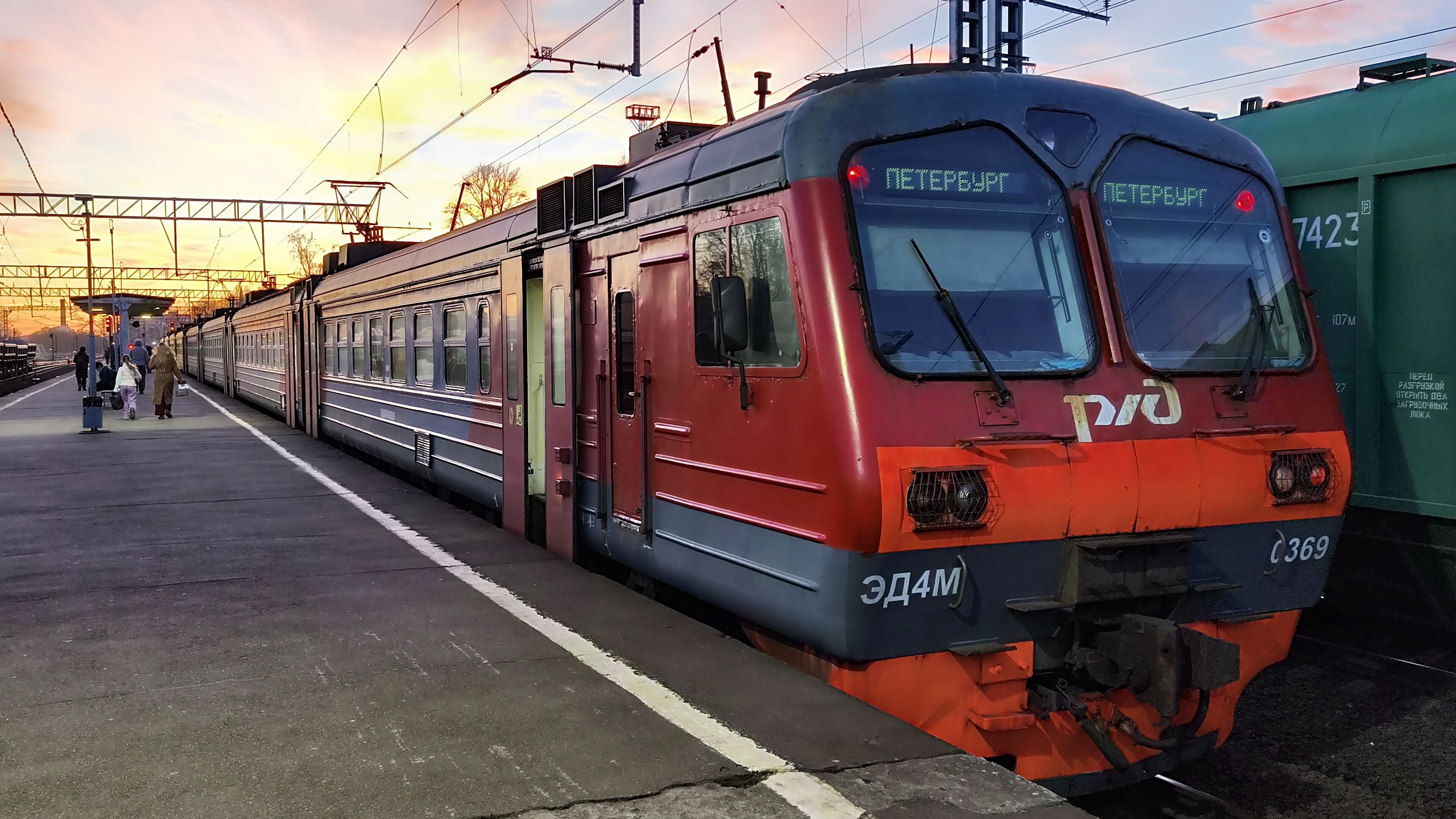 ЭД4М 0369 сообщением Кузнечное - Санкт-Петербург, на станции Кушелевка