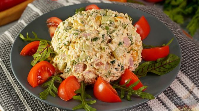 САЛАТ С ТВОРОГОМ, ВЕТЧИНОЙ И ОГУРЦАМИ