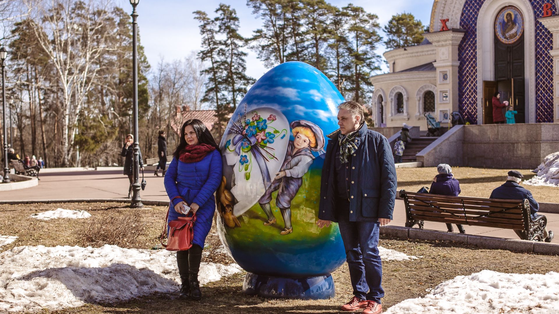 Оргомное пасхальное яйцо из стеклопластика, высотой 2 метра!В Храме Спаса Преображения в Переделкино