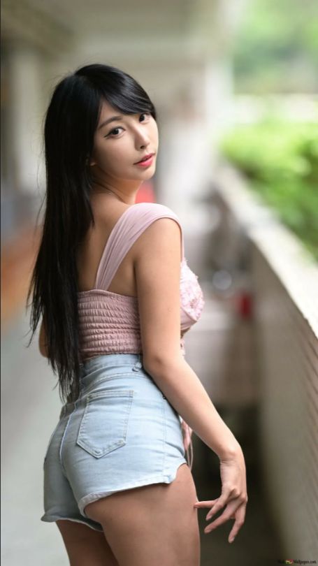 Девушка китаянка в шортиках