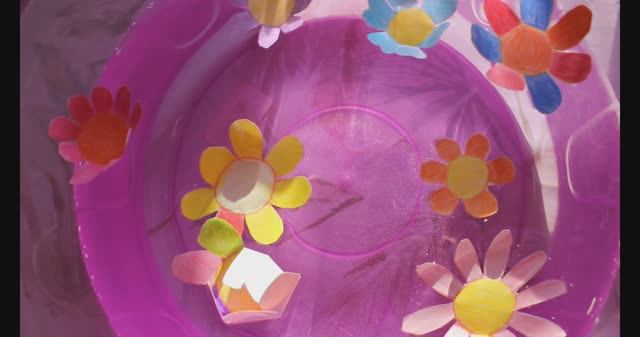 Бумажные цветы распускаются в воде.