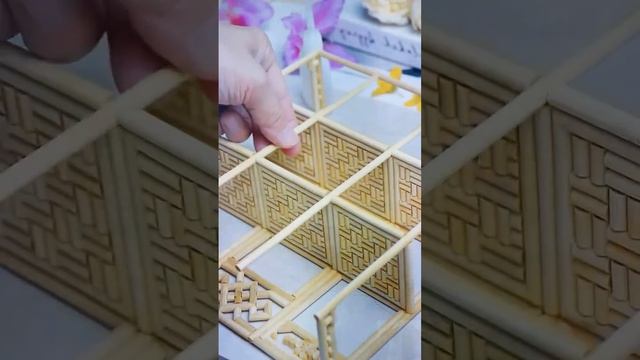 Великолепная работа: декоративный комод из деревянных палочек.