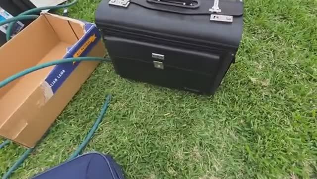 Элла Австралия Я ОбАлДеЛа Нашла сумку и кошелёк на свалке и забрала Не свалка а антикварный Dumpster