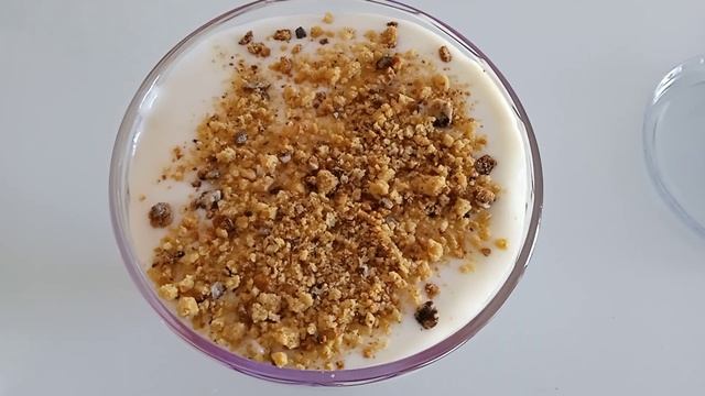 Десерт из пряников с сметанным кремом, сахарной пудрой