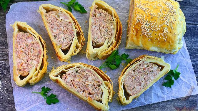 РУЛЕТ ИЗ ИНДЕЙКИ В СЛОЁНОМ ТЕСТЕ