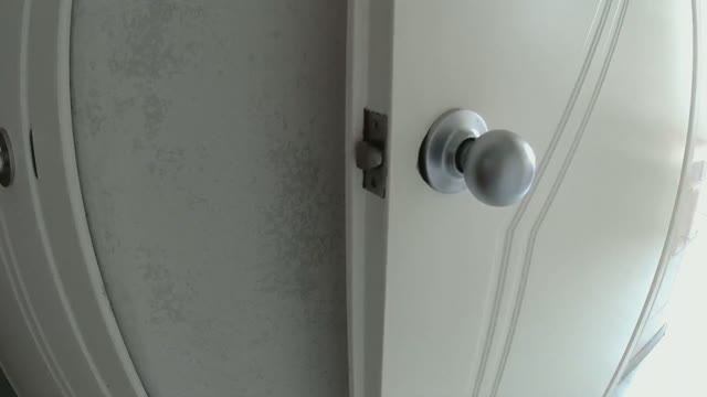 Как снять ручку (шар) межкомнатной двери?