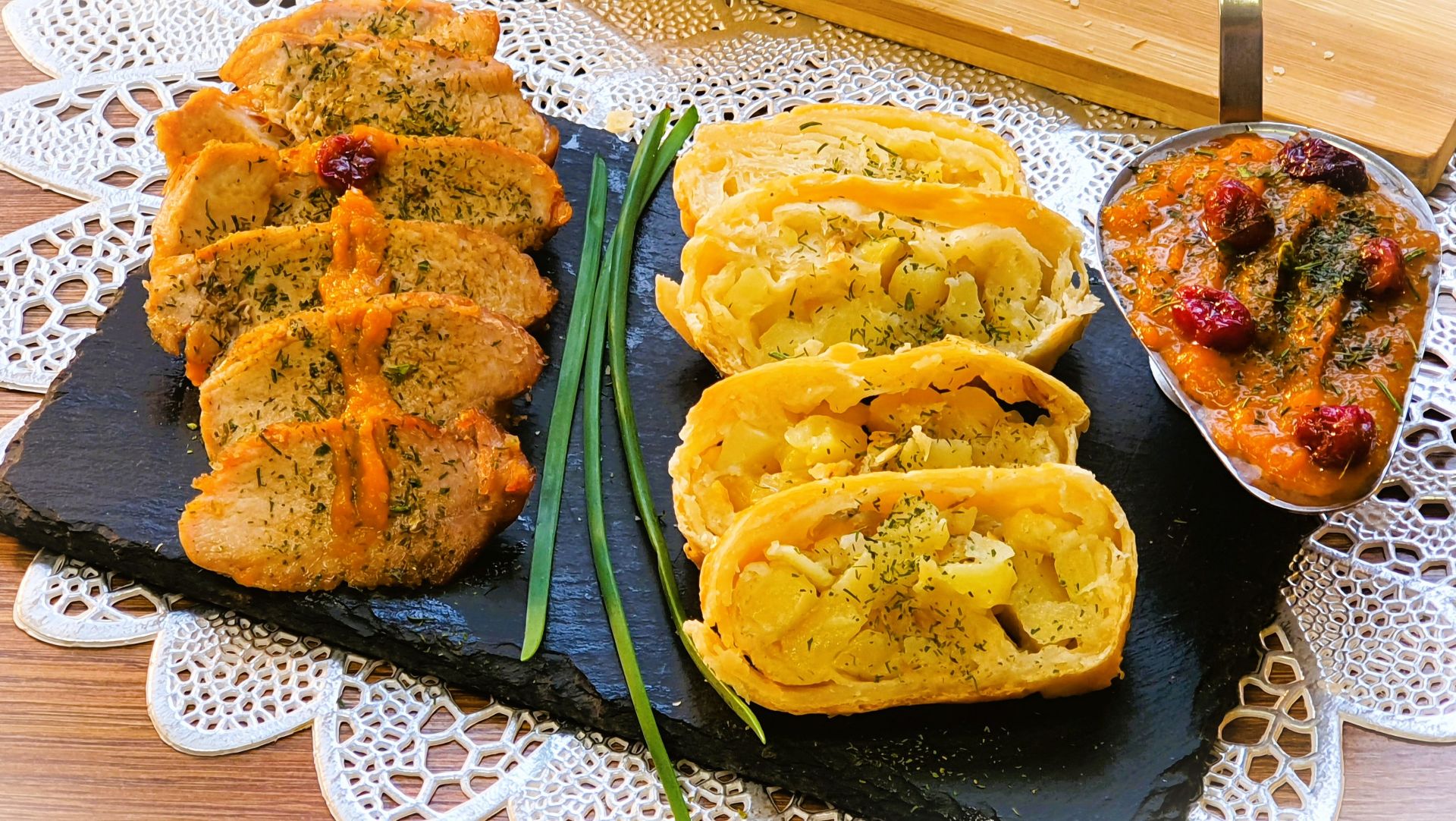 Свинина с брусничным соусом и пирог с картофелем