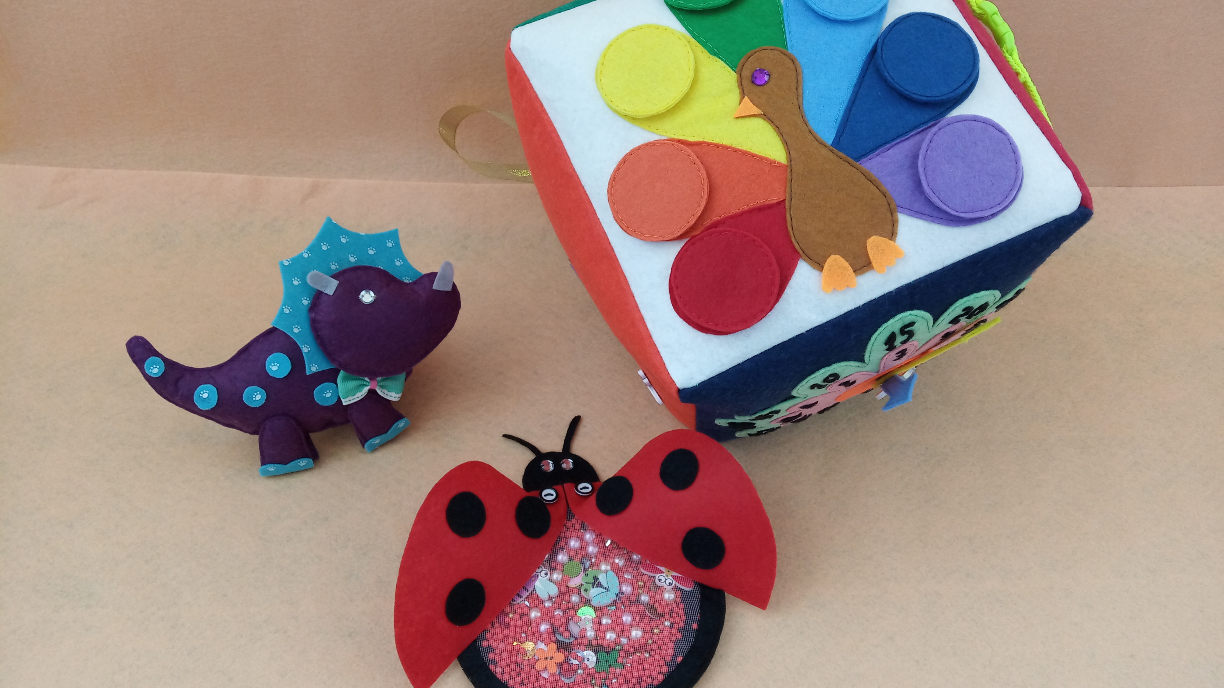 Развивающий кубик из фетра.mp4