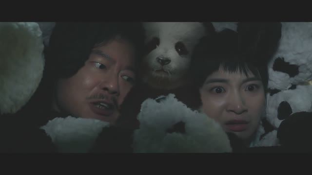 Операция Панда: Сю и Дэвид вместе с пандой прячутся от наёмников