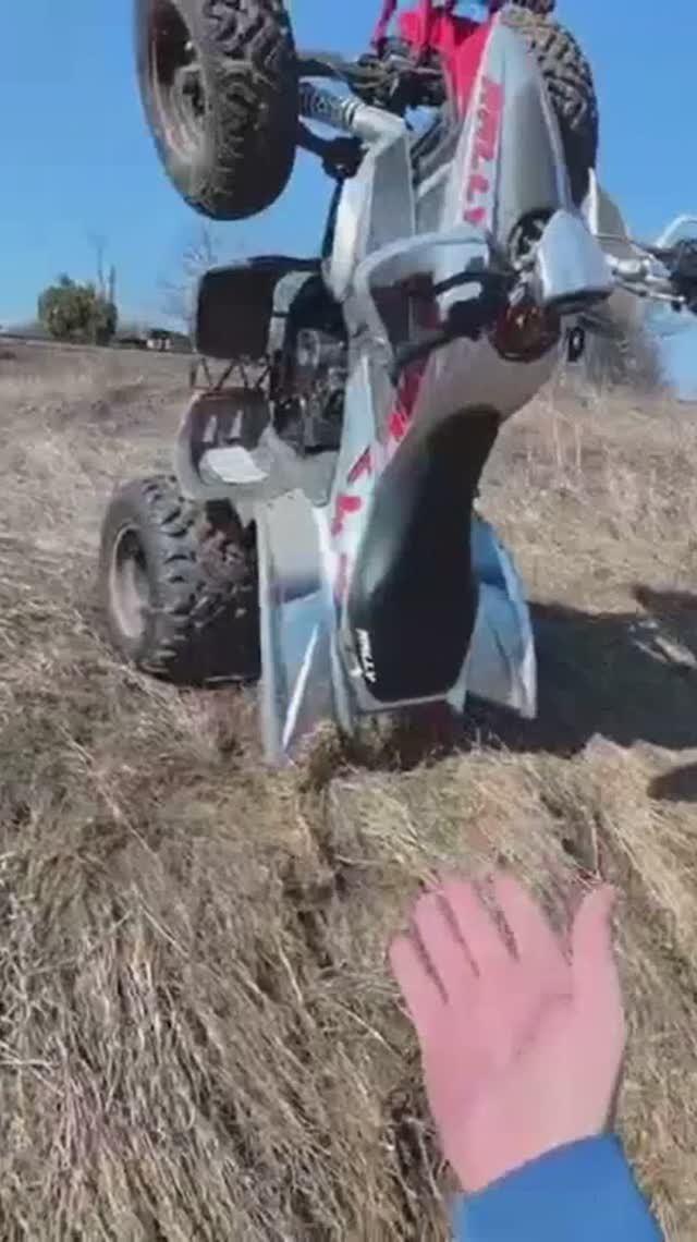 ЮРА ВОЛКОВ ЧУТЬ НЕ КУВЫРКНУЛ КВАДРОЦИКЛ В ПОЛЕ
