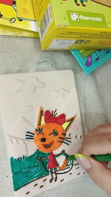 Раскрашиваем барельеф с Карамелькой