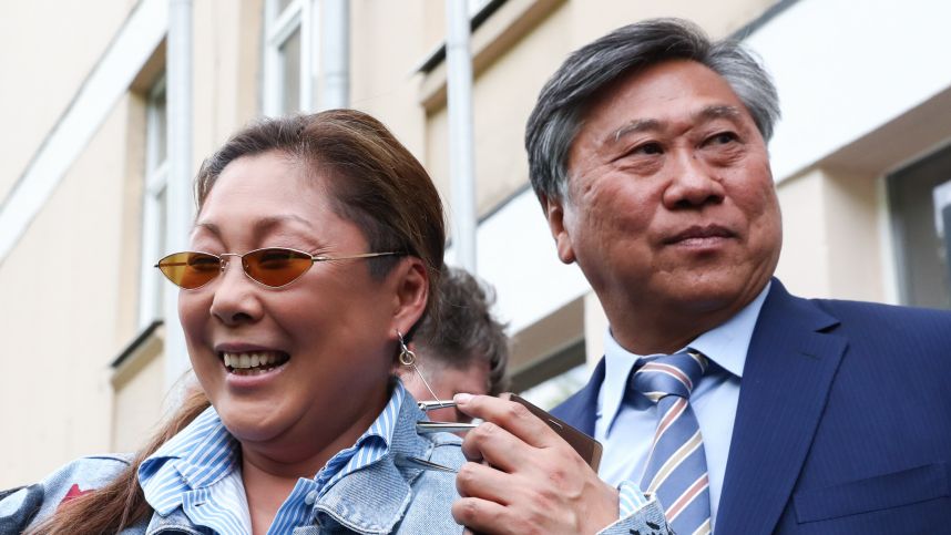 Светится от счастья: как Анита Цой заново влюбилась в мужа спустя 35 лет брака