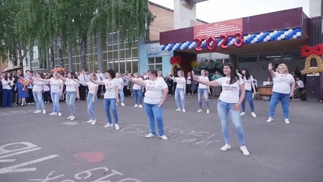 Родители зажигают на последнем звонке. Крутой сюрприз от родителей.