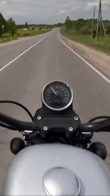 На Harley Davidson Sportster XL1200N за городом