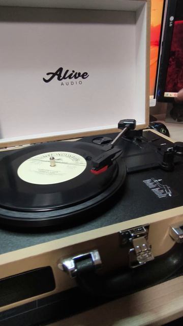 ALIVE VINIL РАЗНЫЕ МЕЛКИЕ ПЛАСТИНКИ ПЛОХОГО КАЧЕСТВА SINGLE ВИНИЛ ГРАМПЛАСТИНКА ПРОИГРЫВАТЕЛЬ ЭЛАЙВ