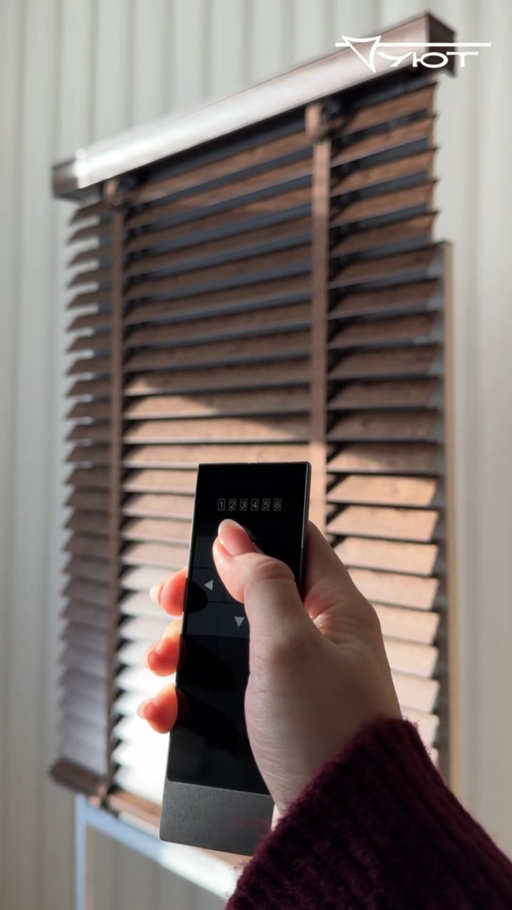 Моторизованные деревянные жалюзи 50 мм с тканевой лесенкой