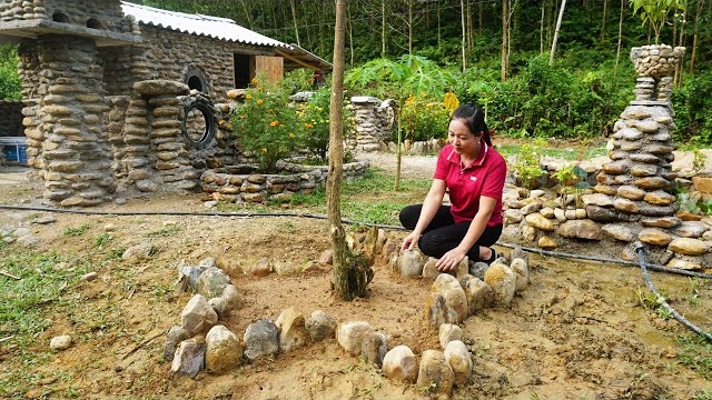 Выкопала деревья в лесу для посадки их на участке для создания тени. Серия 20. Се