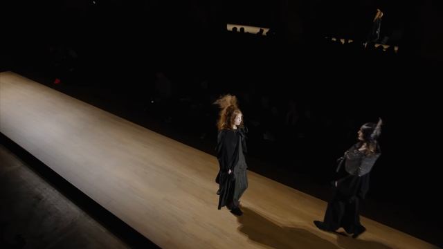 Показ женской коллекции Yohji Yamamoto осень-зима 2026-2027 - 4K