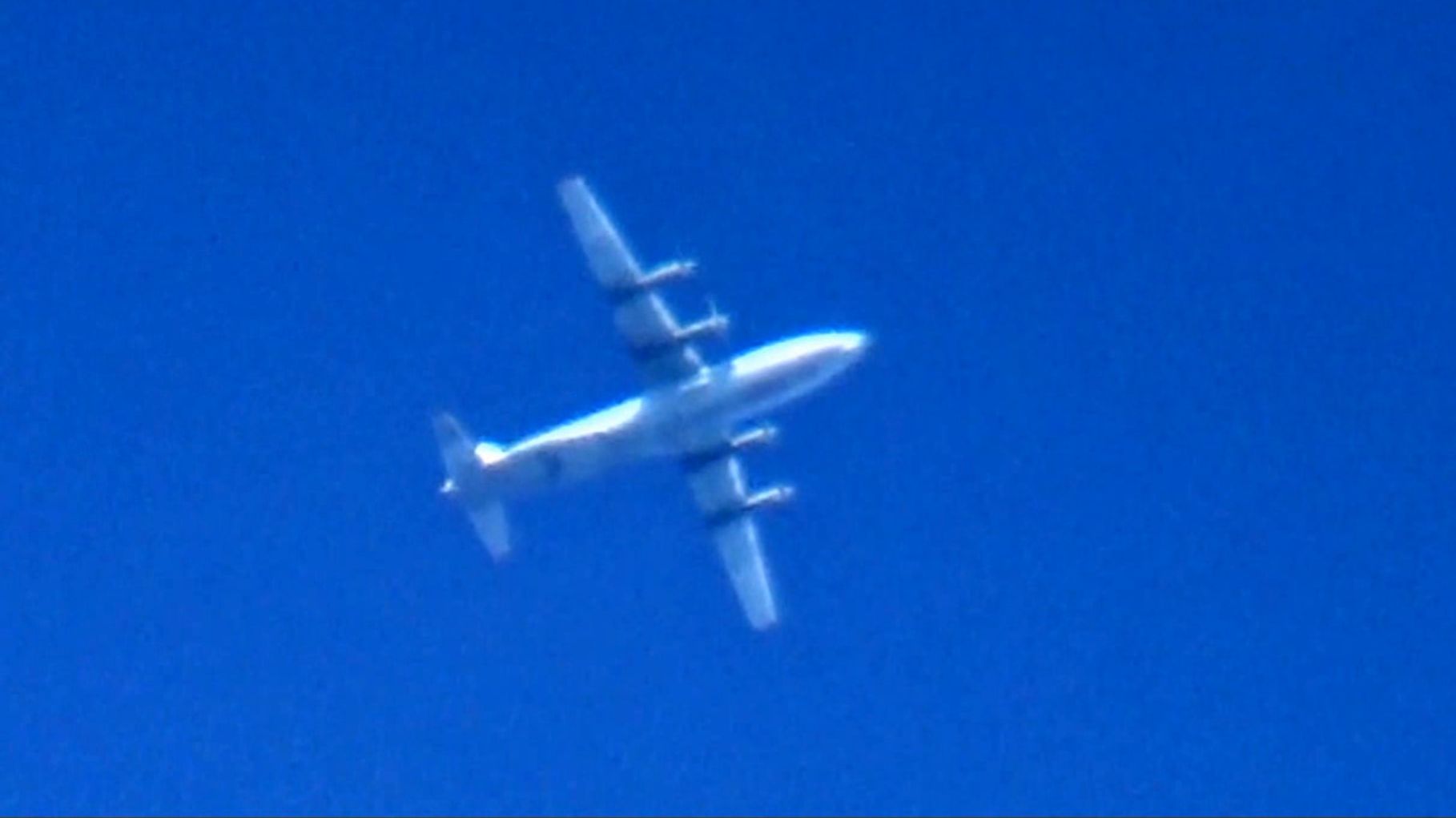 Транспортник Ан-12 на чистом весеннем небе