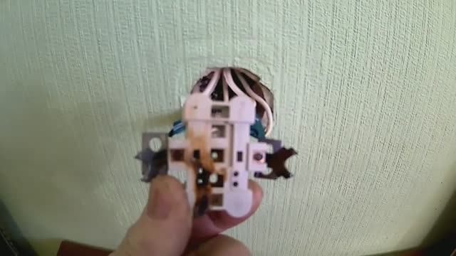 Как поменять электрическую розетку?