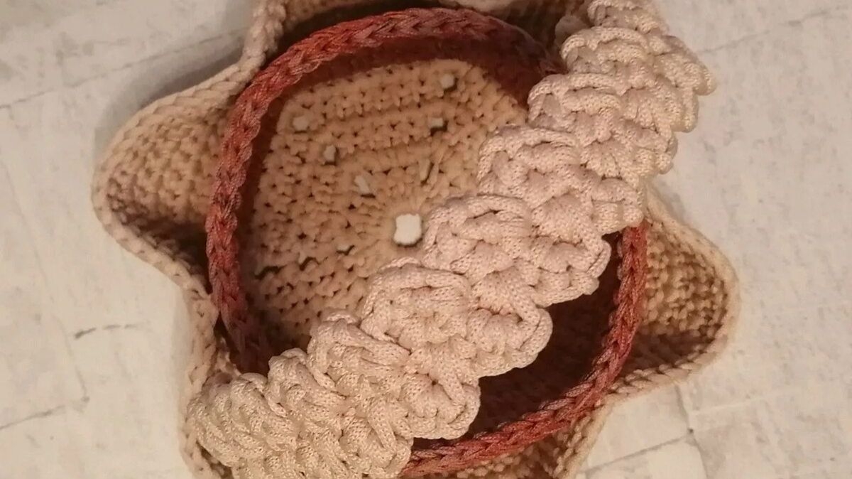 Заключительная часть. Пришиваем ручку. Пасхальная корзинка готова!