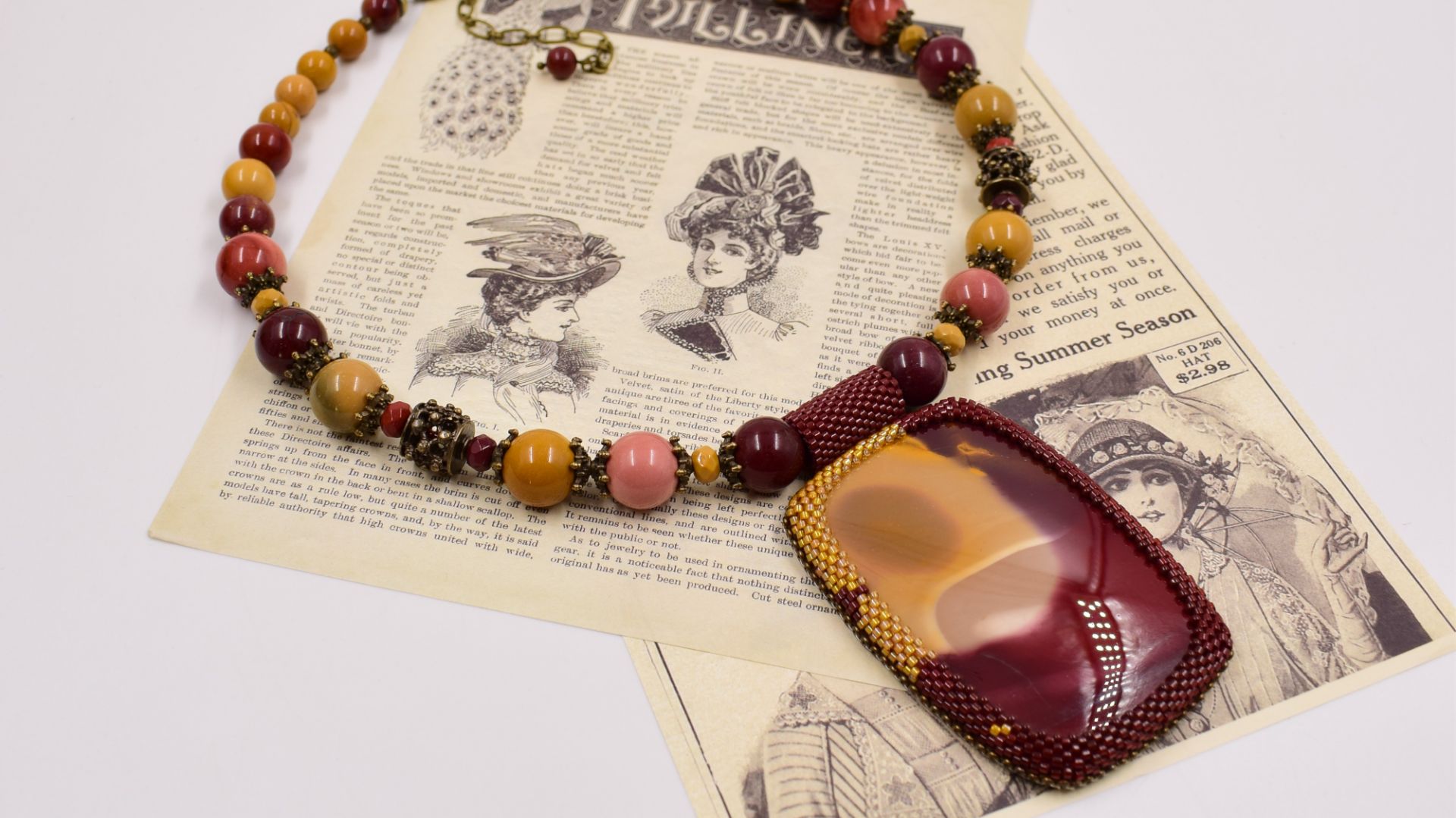 Колье ручной работы из яшмы мукаит