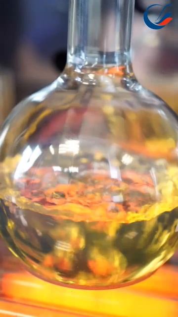 Ссотрудник испытательной лаборатории «Транснефть - Дружбы» получает данные о фракционном составе диз