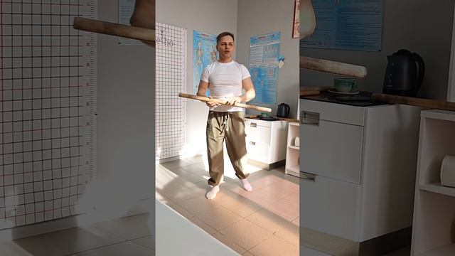 Упражнения с палкой для проработки плечевых суставов в домашних условиях