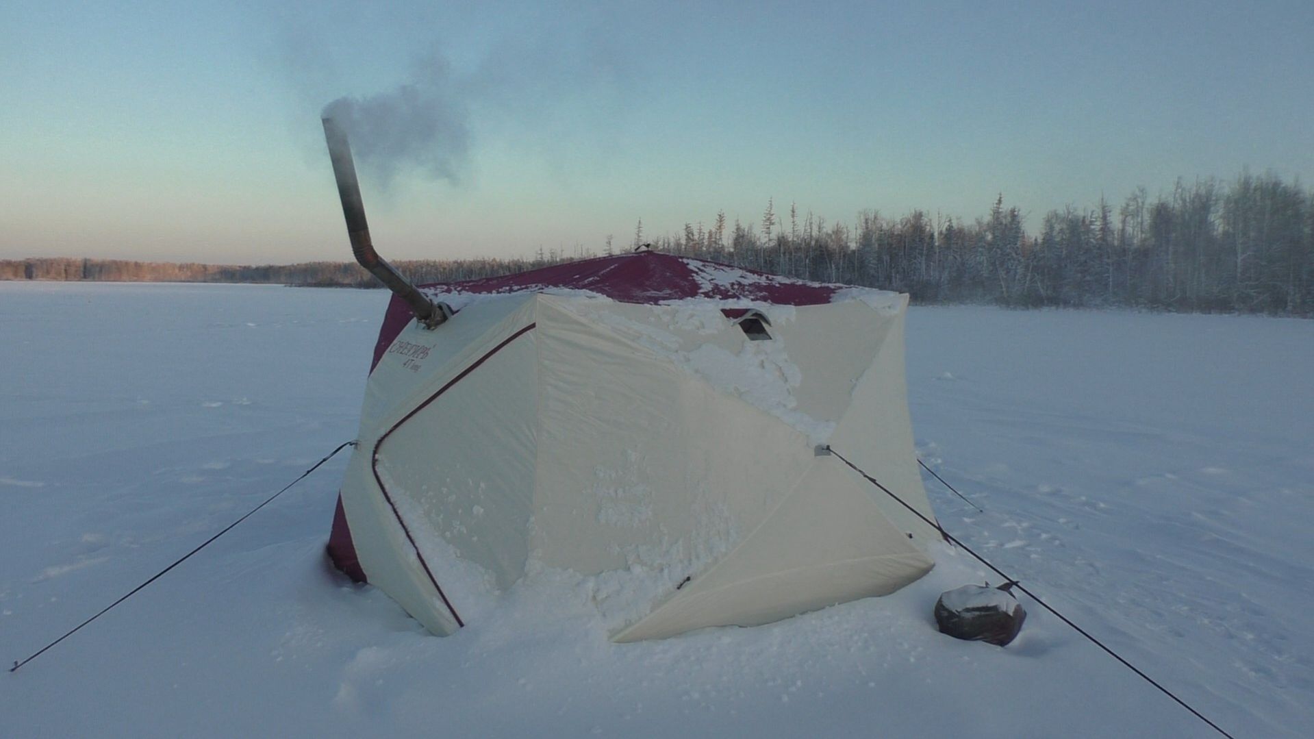 В ПАЛАТКЕ С ПЕЧКОЙ КАК ДОМА! ЖИВЁМ НА ОЗЕРЕ И ЛОВИМ ЩУК \ ТРИ ДНЯ НА ЕДИНЕ С ПРИРОДОЙ, ЭТО МОЙ ОТДЫХ