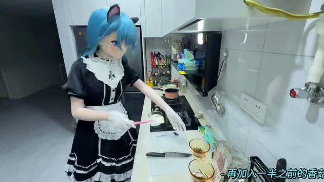 Девушка готовит в платье горничной и кигуруми-маске.