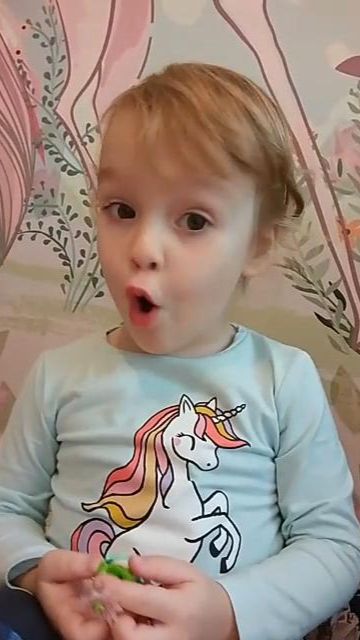 Арина Дроздова читает стих Якова Акима "Мама". Стих записан с дополнениями